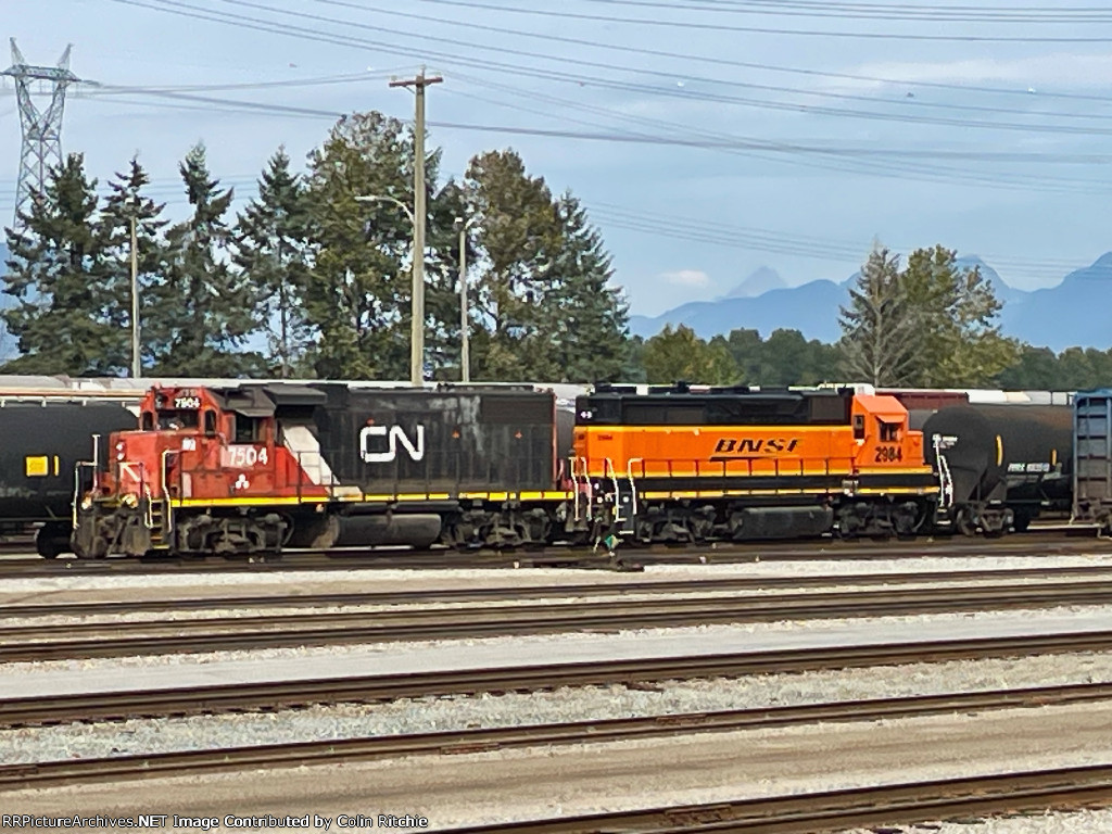 BNSF 2984 and CN 7504 moving mixed freight around Thornton Yard, W/B